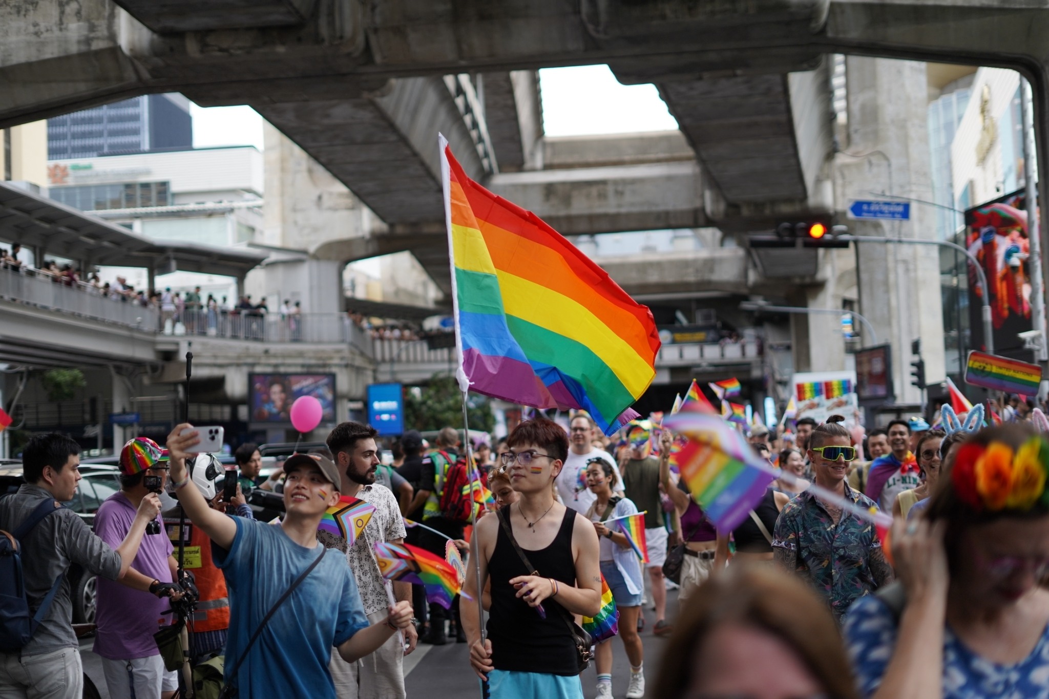 Pride Month ฟังเสียง(สี)ที่หายไป...ในธงรุ้ง | The Active